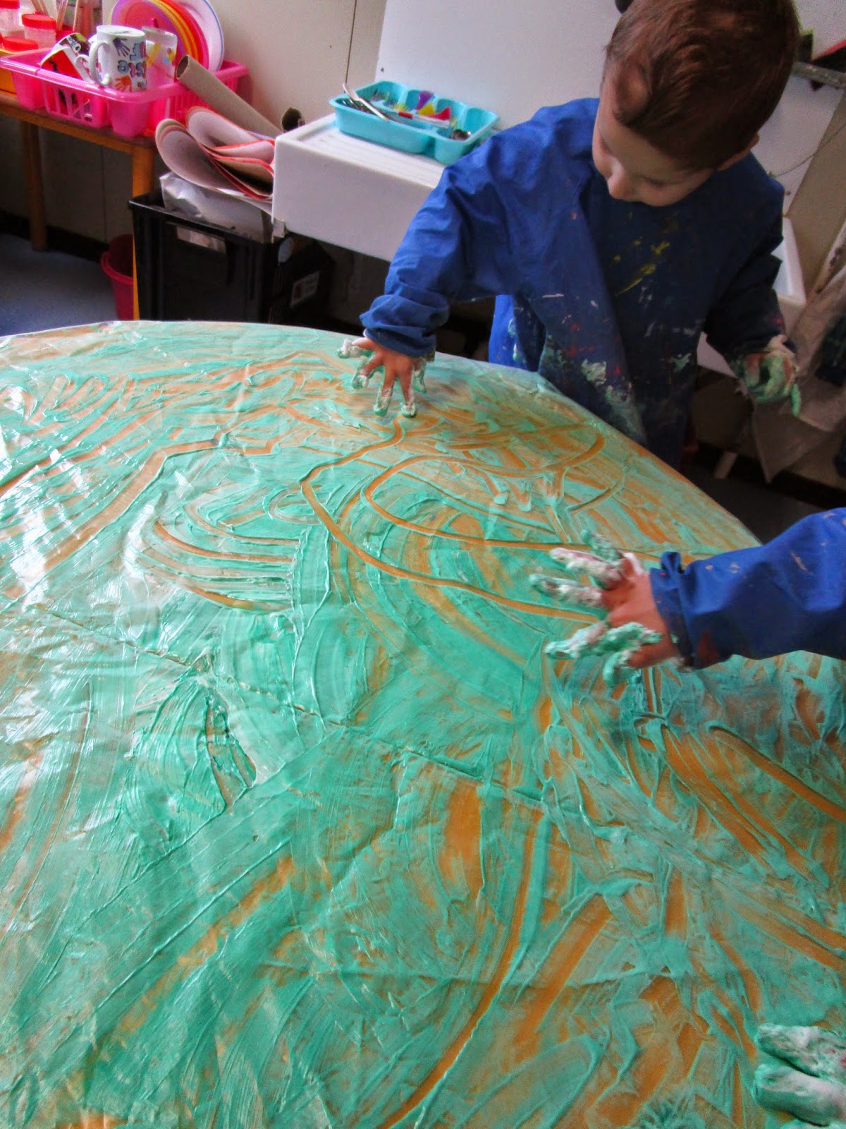 vriendjes van Jules: schilderen met de handjes met verf en scheerschuim ...