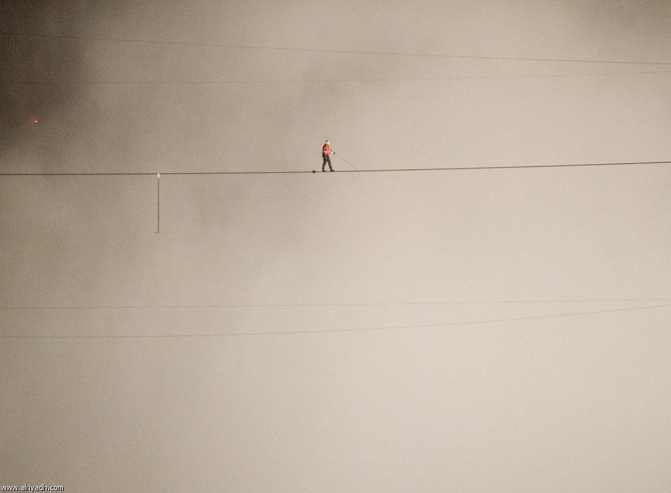 Daredevil stuntman tightrope walks into history: Nik Wallenda becomes ...