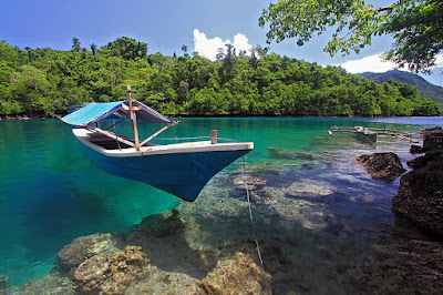 Pantai Sulamadaha Ternate, Keindahan Laut Sebening Kaca ...