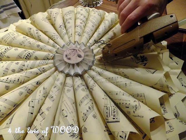 4 the love of wood: SHEET MUSIC WREATH - tutorial