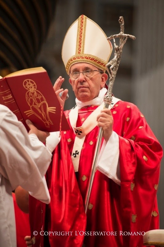 Liturgia Papal: Elenco de mitras del Papa Francisco