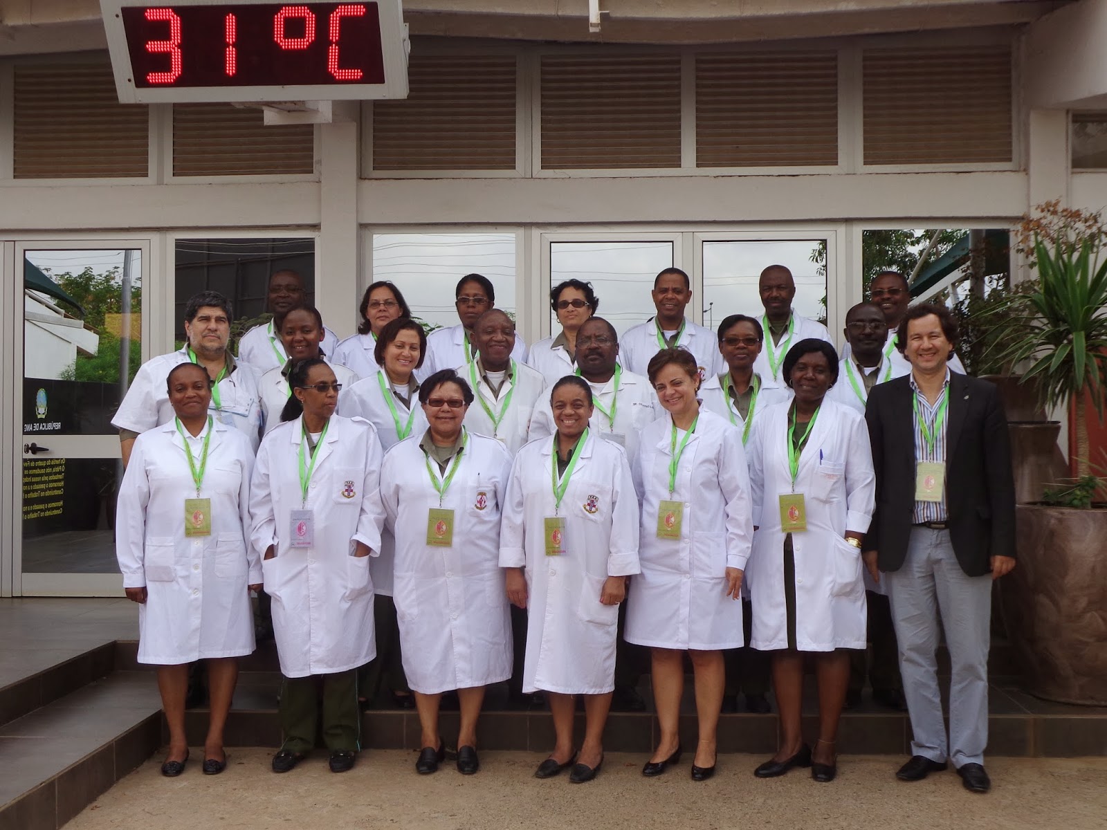 Mundo Biomédico - Angola: Foto de Família - 1ª Turma do MESTRADO em ...