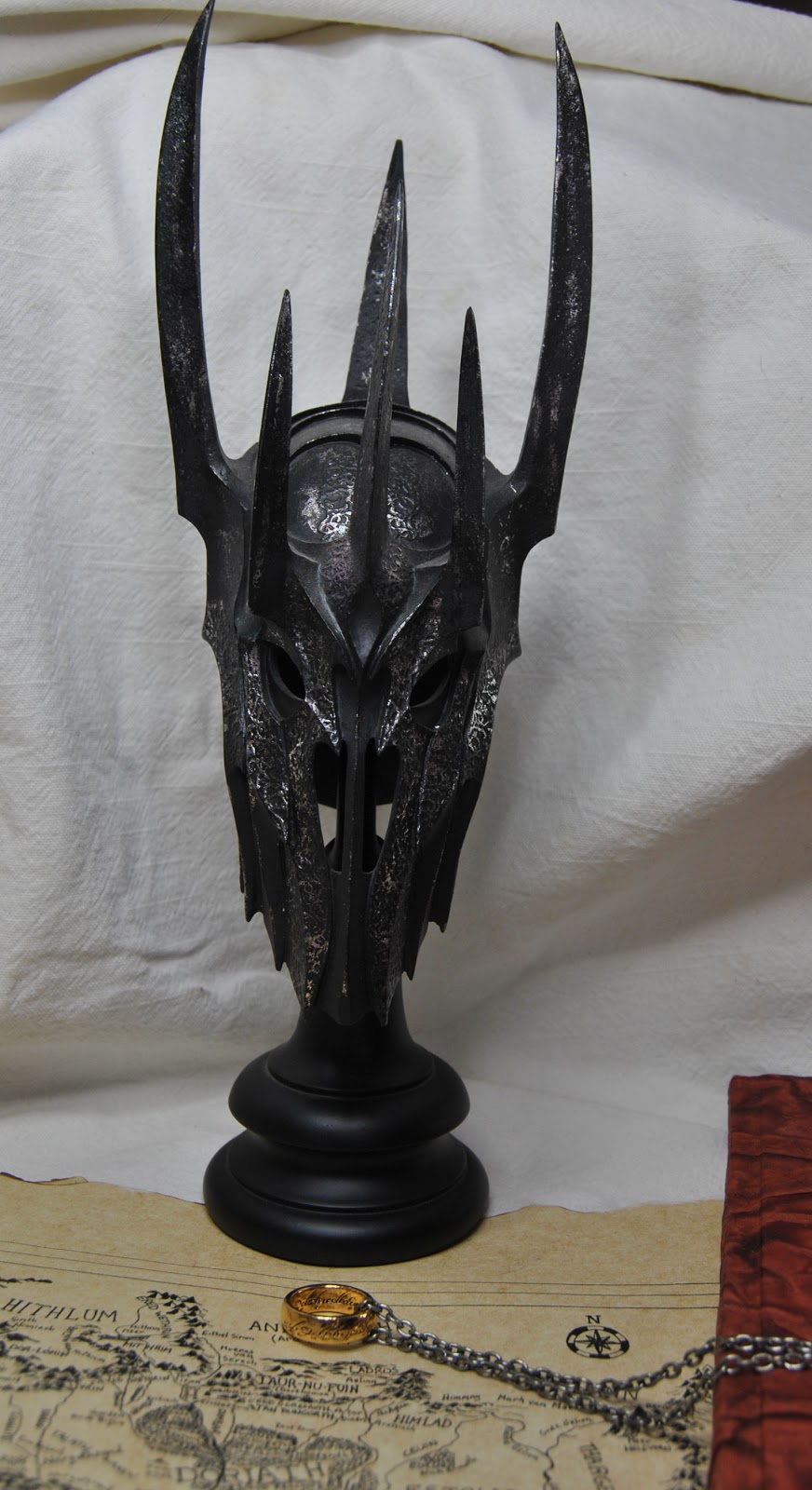 King in Yellow: Lord of the Rings Helm collection - Sauron