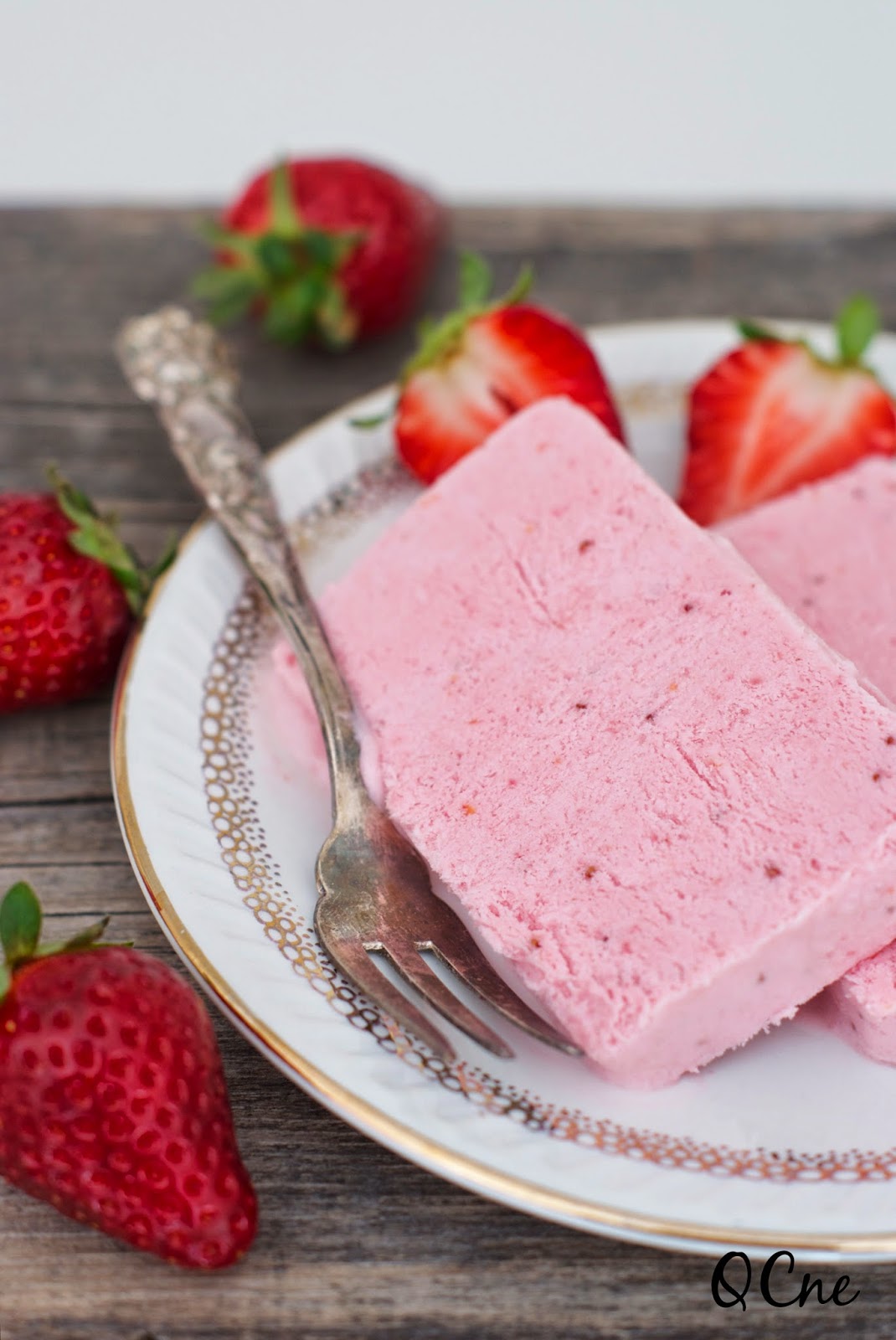 Q.C.ne: Mattonella alla fragola Strawberry meringue semifreddo cake