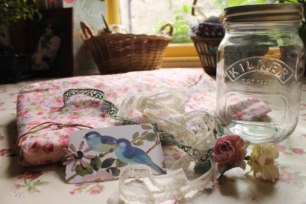 Little Ruby Robin: How to: Kilner jar pin cushion