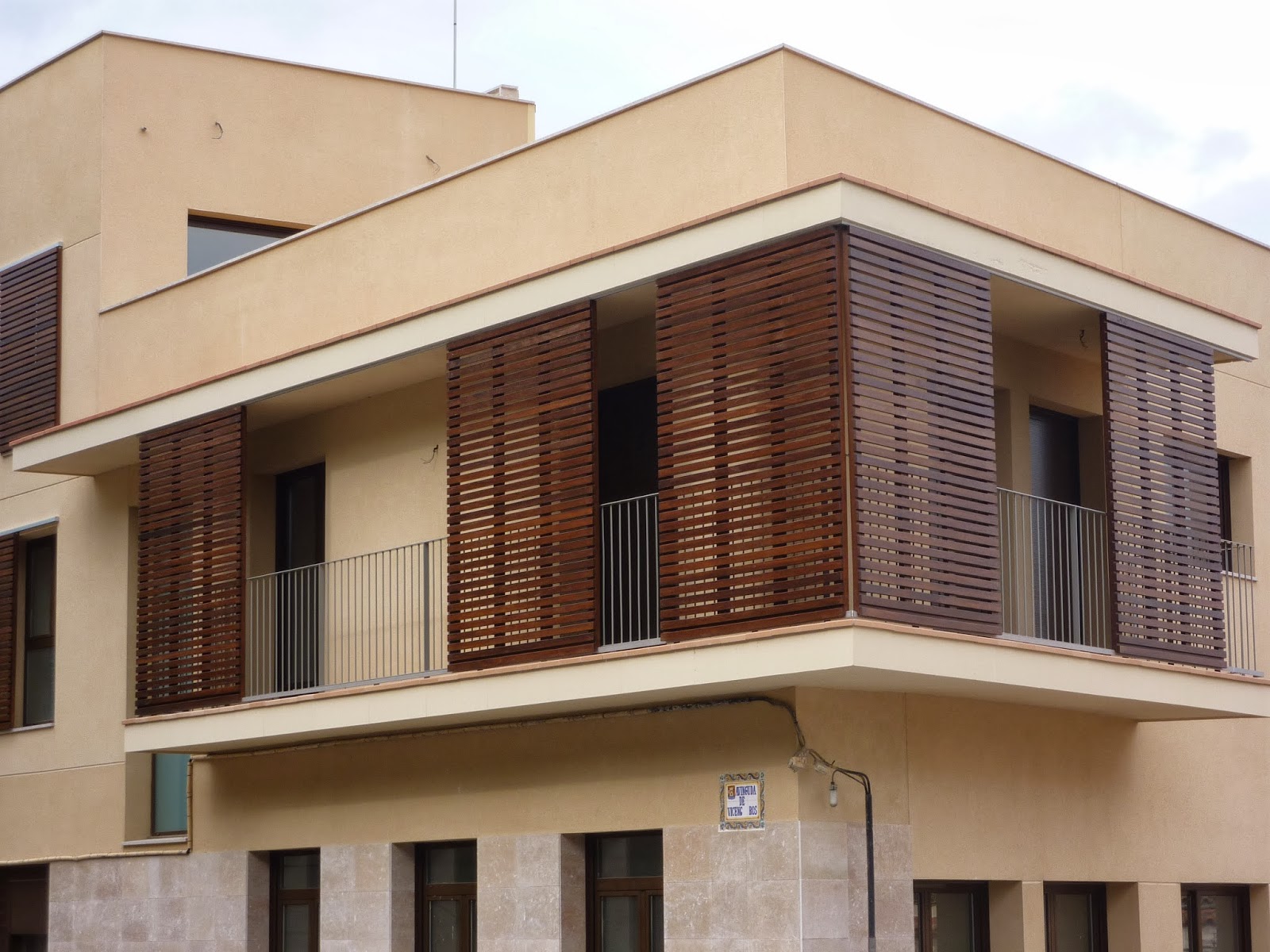 CARPINTERIA, MUEBLES A MEDIDA: Persianas correderas en madera de Iroco.