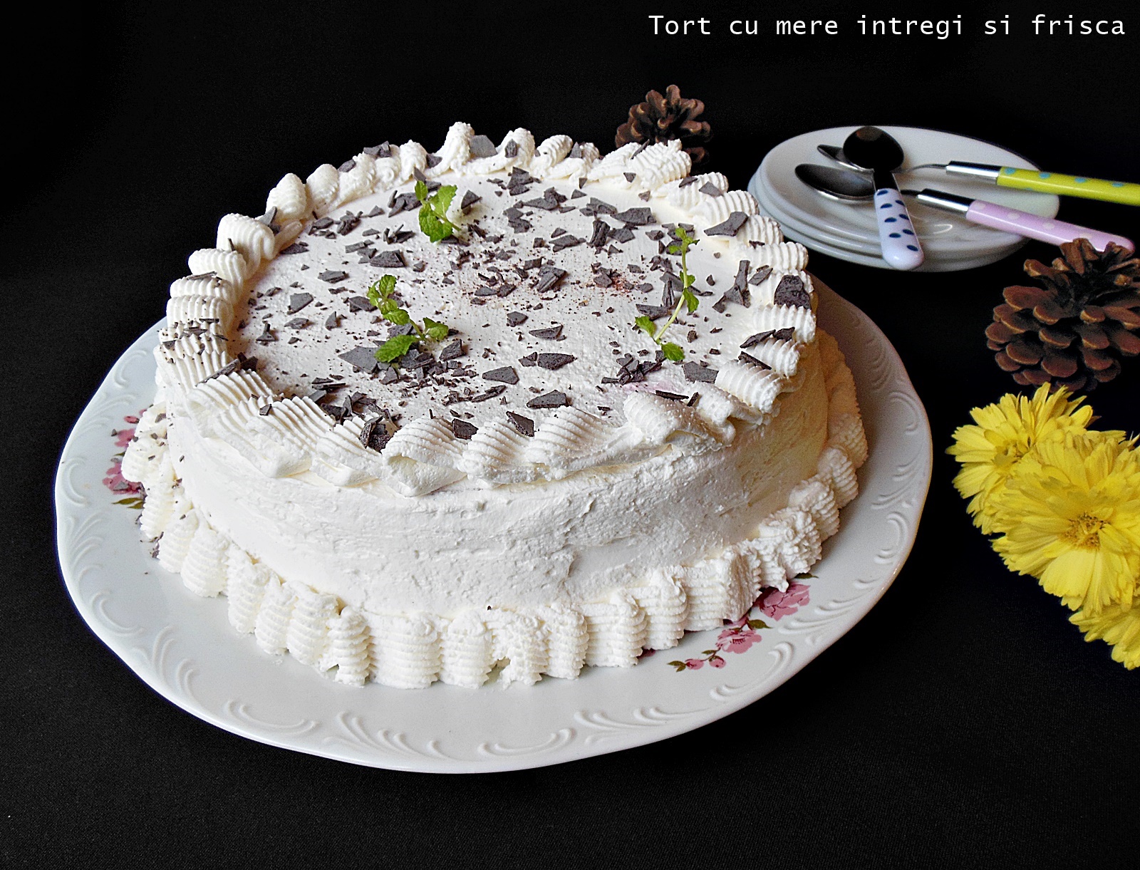 Rocsy in bucatarie: Tort cu mere intregi si frisca