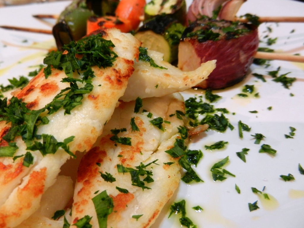 Pasta e Porcini: Filé de Linguado Grelhado com Espetinhos de Legumes