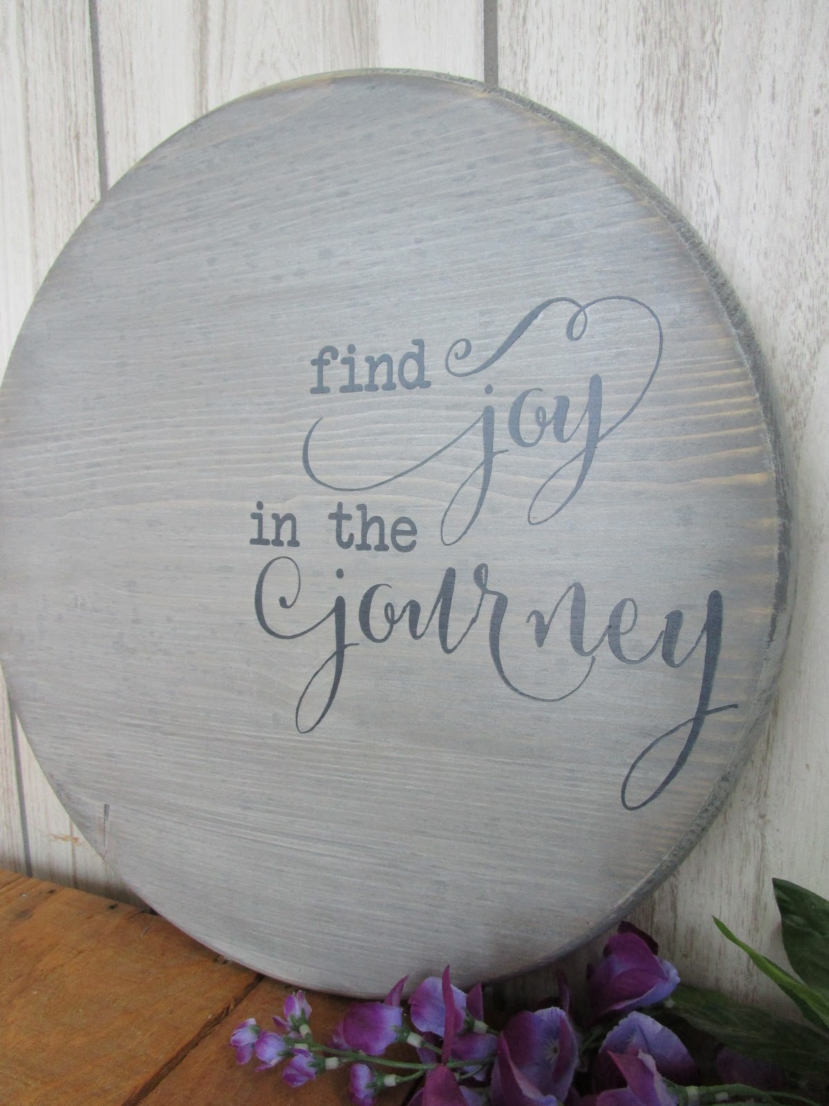 Northwoods Attic: Round Distressed Farmhouse Style Wood Signs