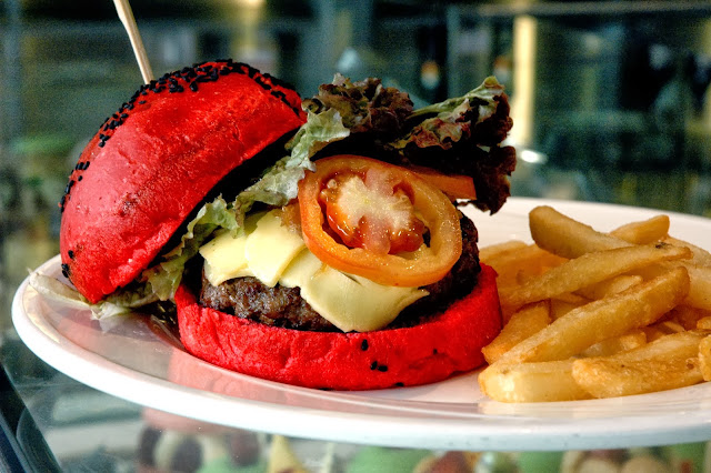 DUDE FOR FOOD: A Quick Meal at The Cake Club