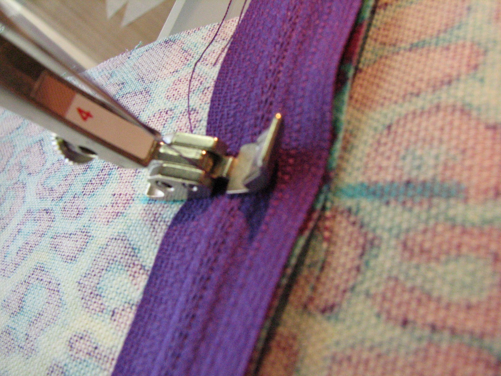 Ms. Elaineous Teaches Sewing: Zippers in Pillows and Cushions