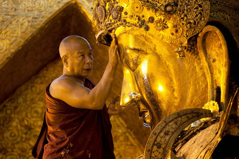 Myanmar Insider: Mandalay Impressions: Between Pilgrims to a very holy ...