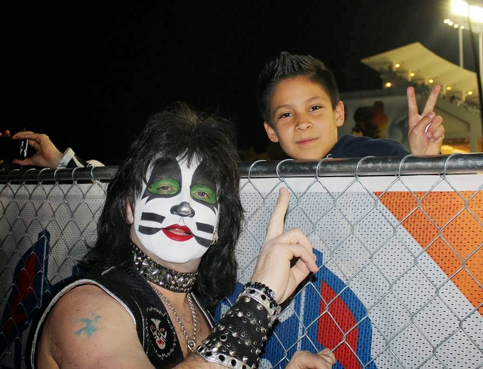 KISS LA BANDA MÀS CALIENTE DEL MUNDO: ERIC SINGER SALUDANDO A LOS FANS ...