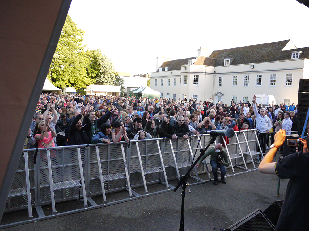 About Dunstable : Dunstable Live in Grove House Gardens on 15th June 2013