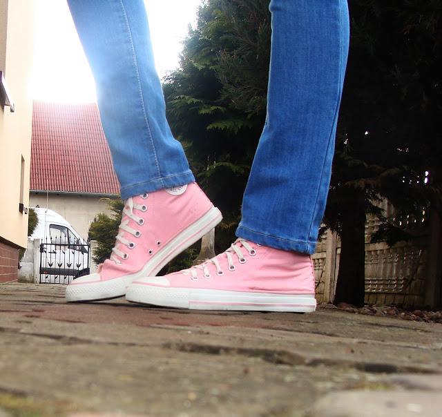 natalie's style: pink converse and blue jeans