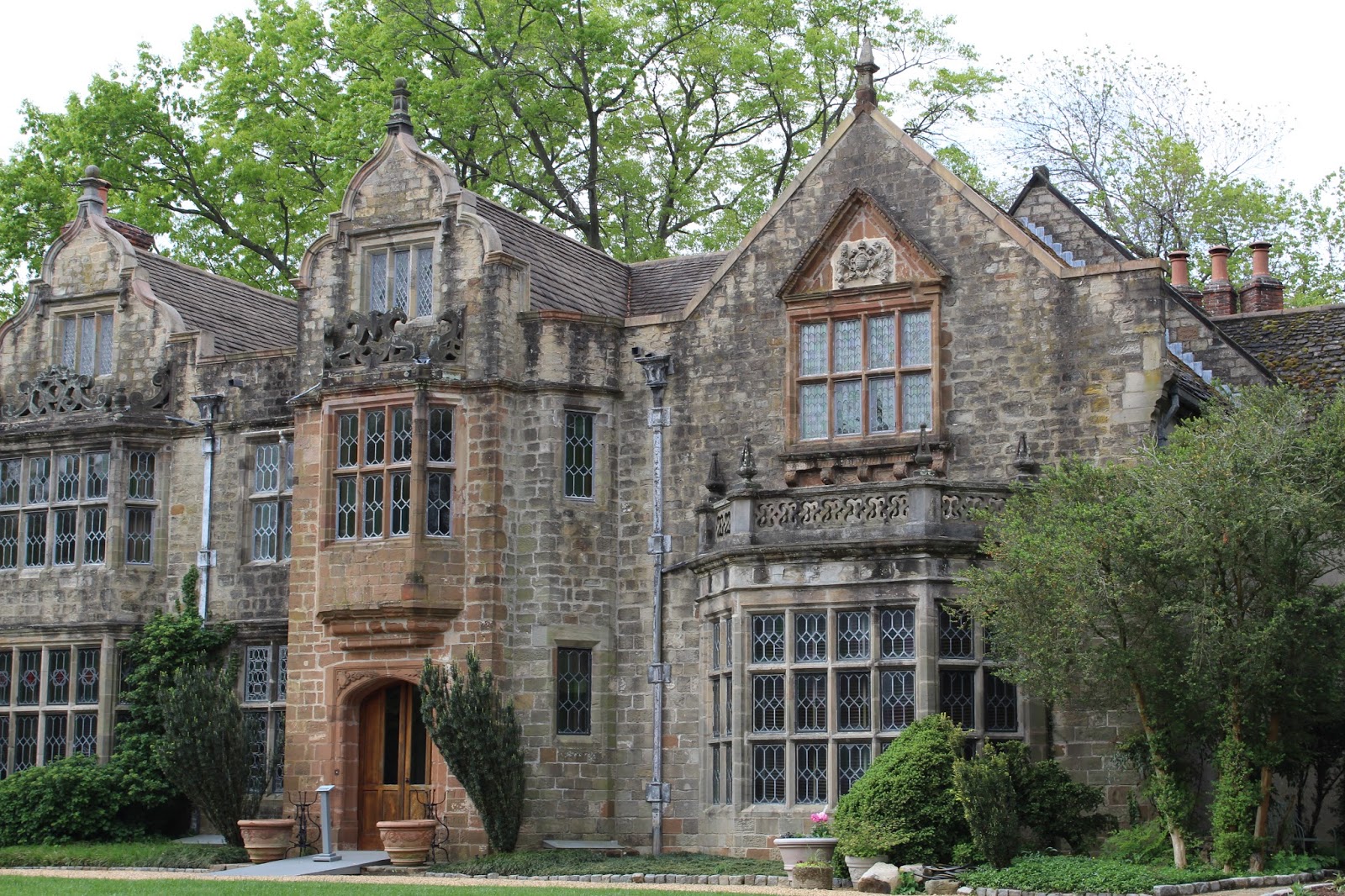 Royal Musings: And right next door to Agecroft Hall is Virginia House ...