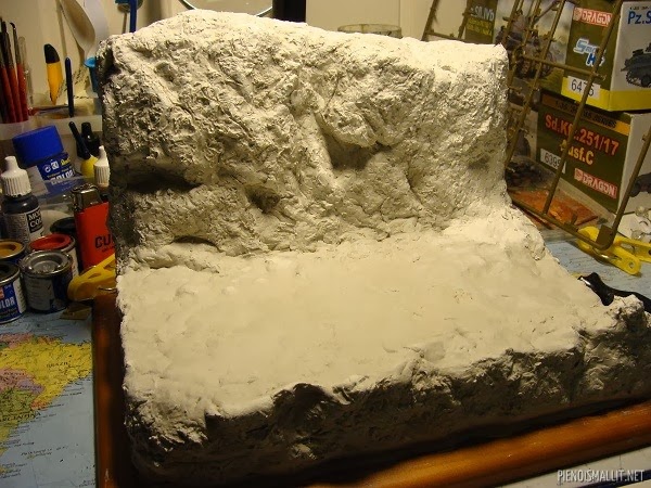 Scale models and dioramas: Making rocks