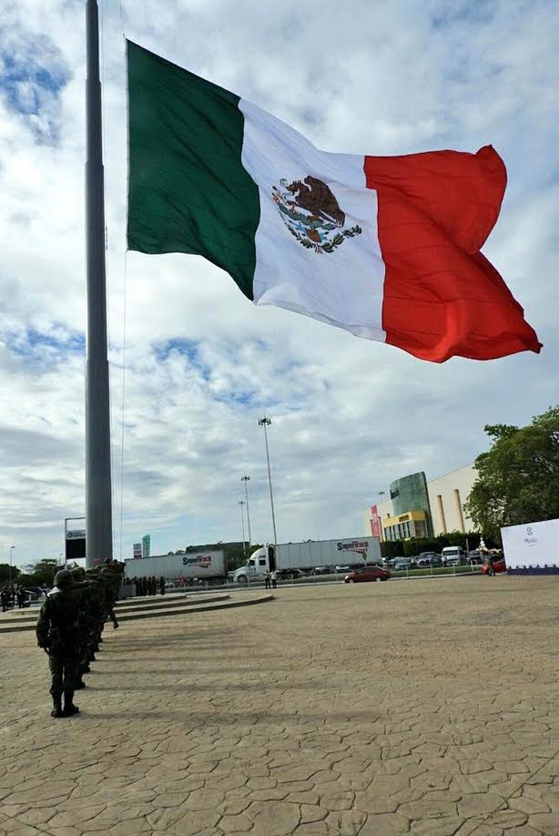 Ondea de nuevo la bandera monumental de México en Mérida