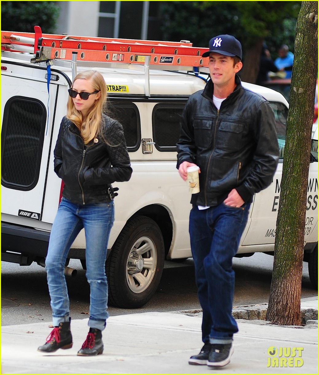 The Flats Blog: Amanda Seyfried in flat boots
