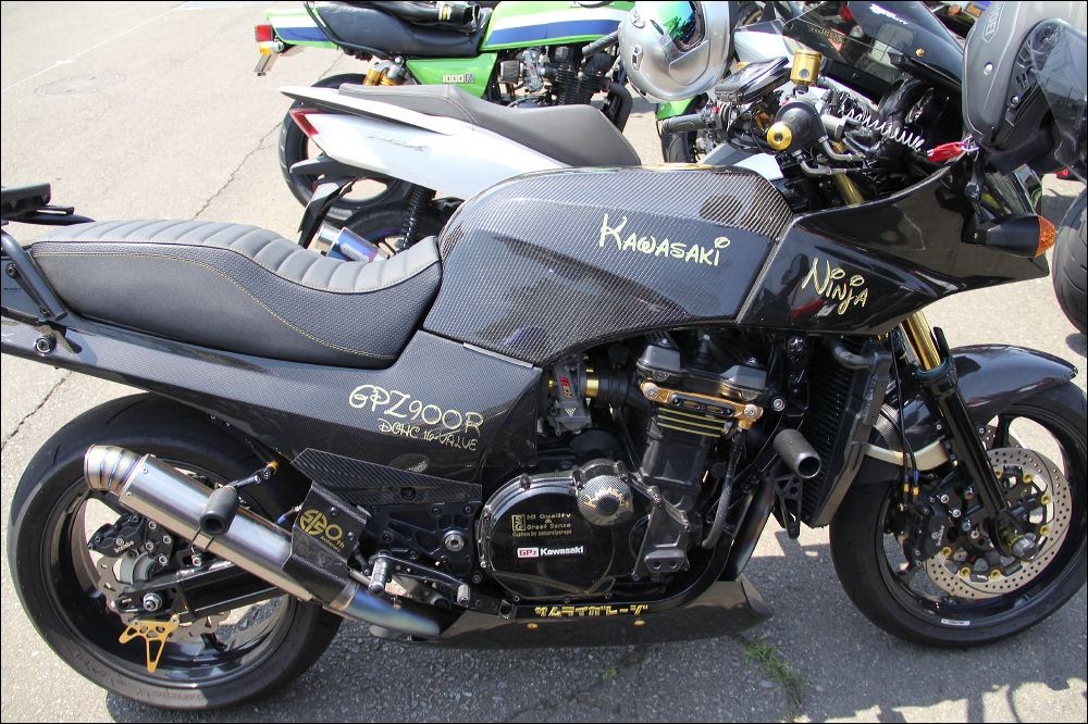 ROAD RIDER: Kawasaki GPZ900R Ninja Custom Machine