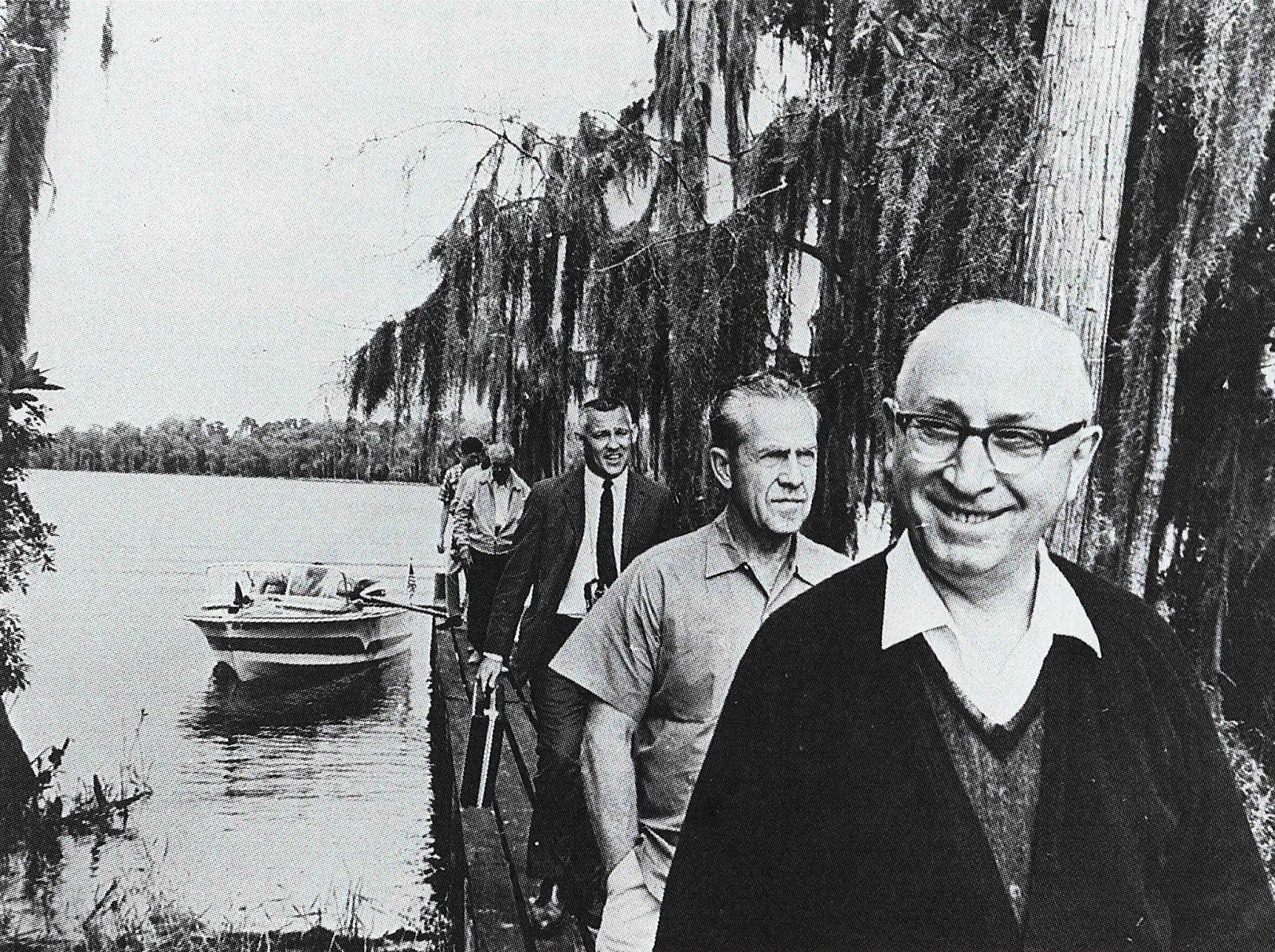 Disney Avenue: A Heartfelt Tribute to Roy O. Disney Including 24 Rarely ...