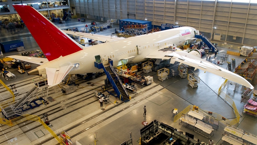 BLOG YETU: First Boeing 787 built in South Carolina rolls out of factory
