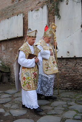SUBSÍDIOS LITÚRGICOS SUMMORUM PONTIFICUM: A volta da casula romana em ...