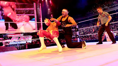 WWE In live!!!!: SIN CARA vs HUNICO