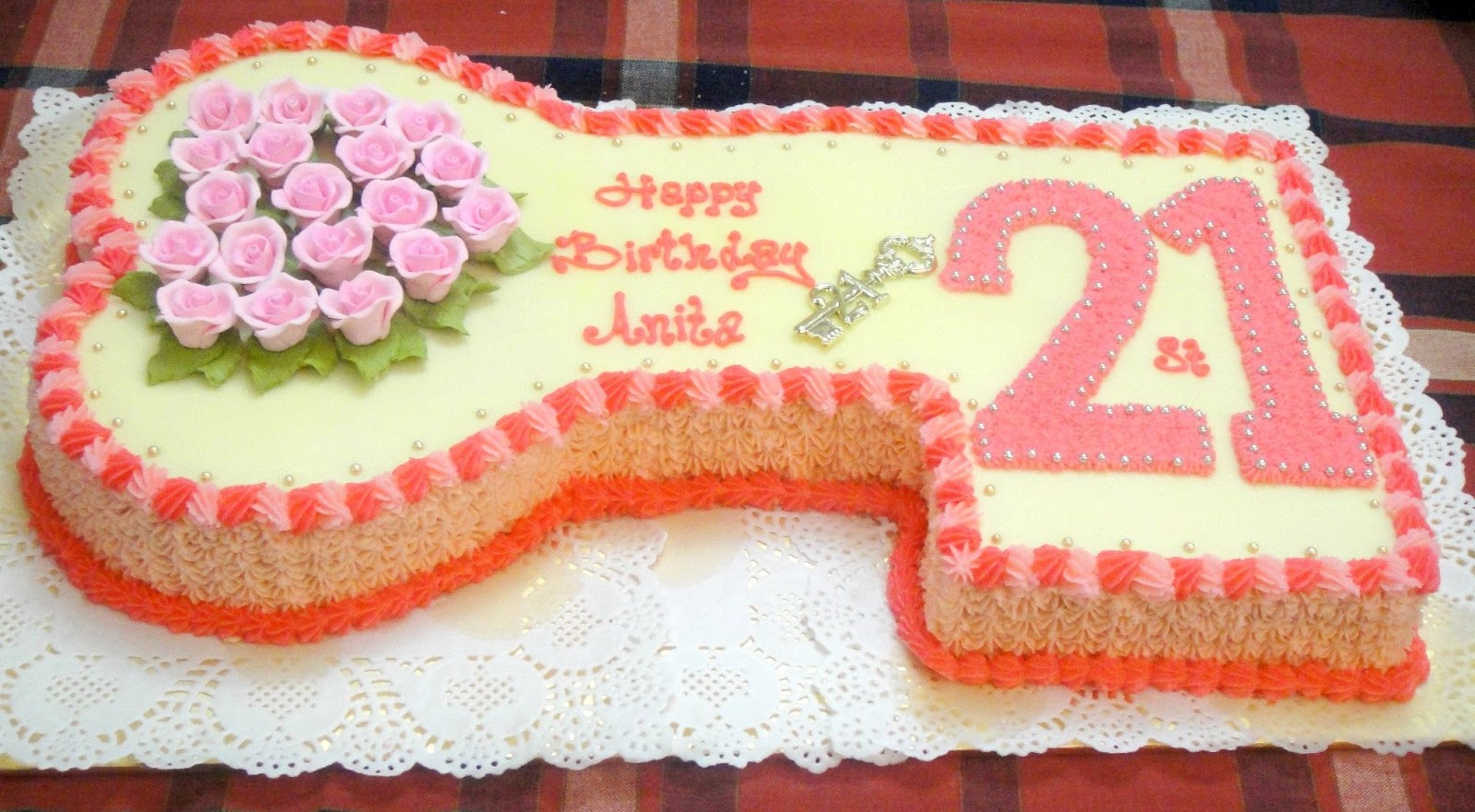 Top-Notch: Key Shaped Cake