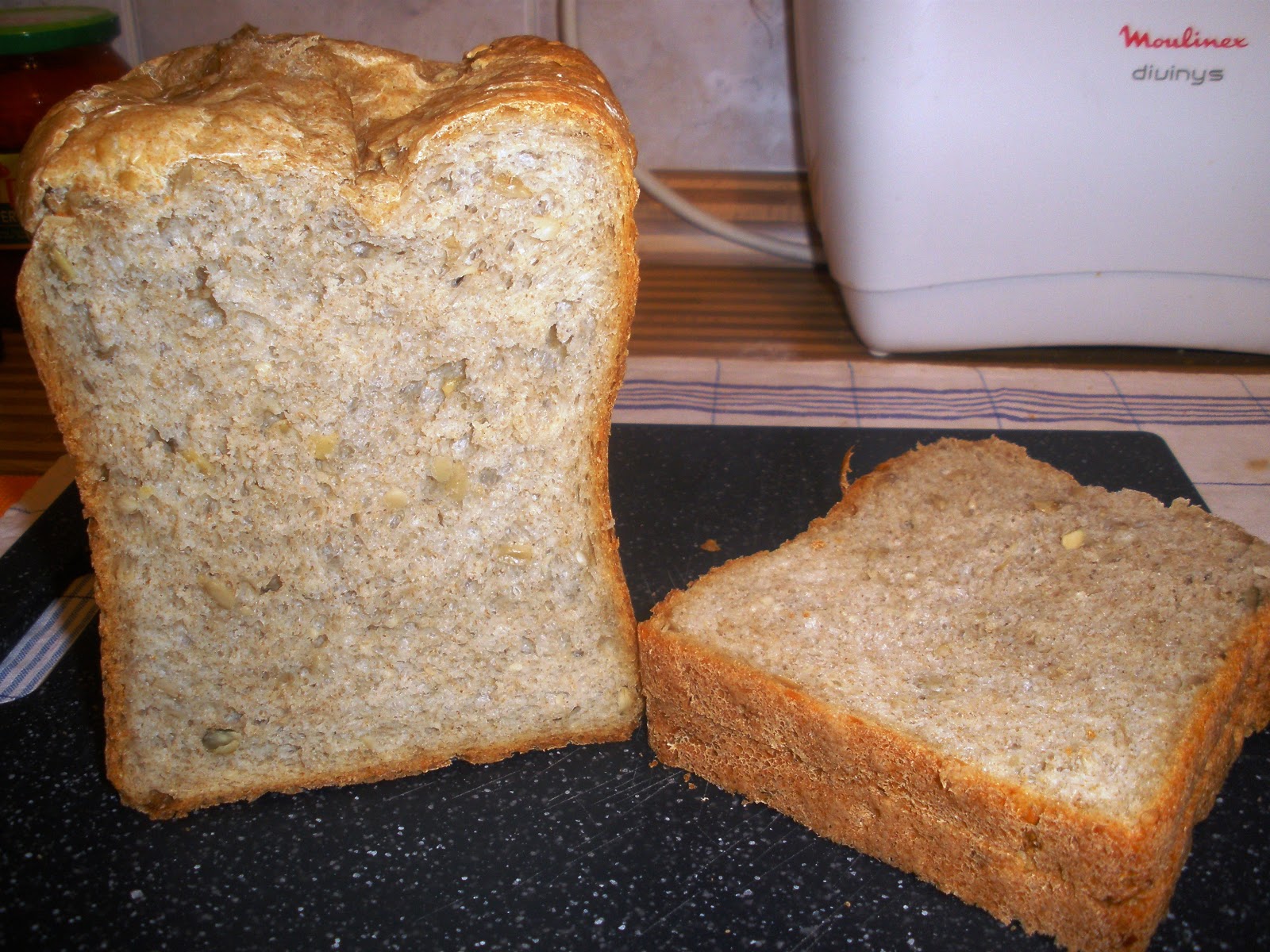 Enjoy Cris's Sweets: Paine neagra cu seminte