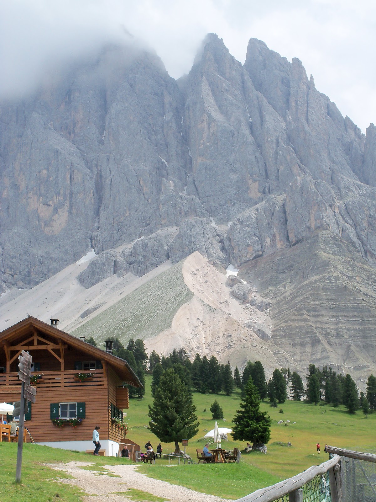 Lina Montan, una guida turistica con voi: Di chi sono le Odle?