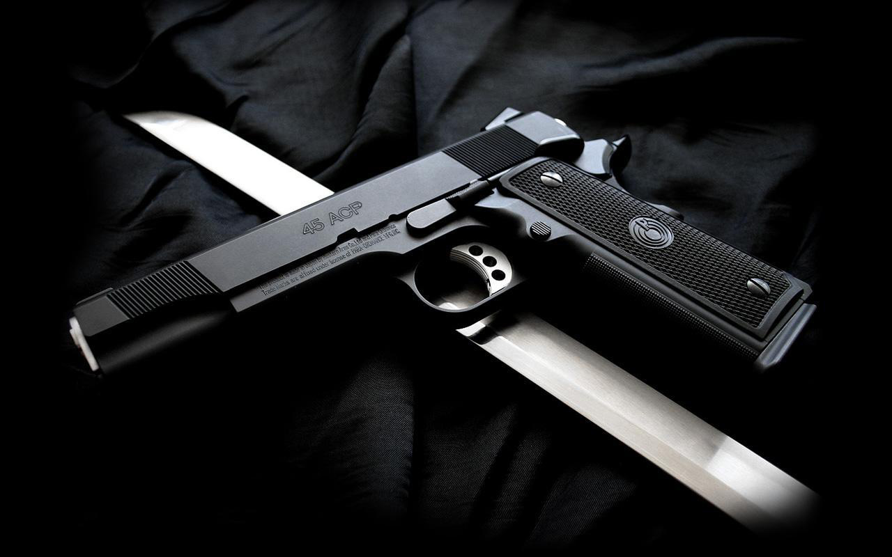 wallpapernarium: Una bonita pistola 45 ACP y un cuchillo