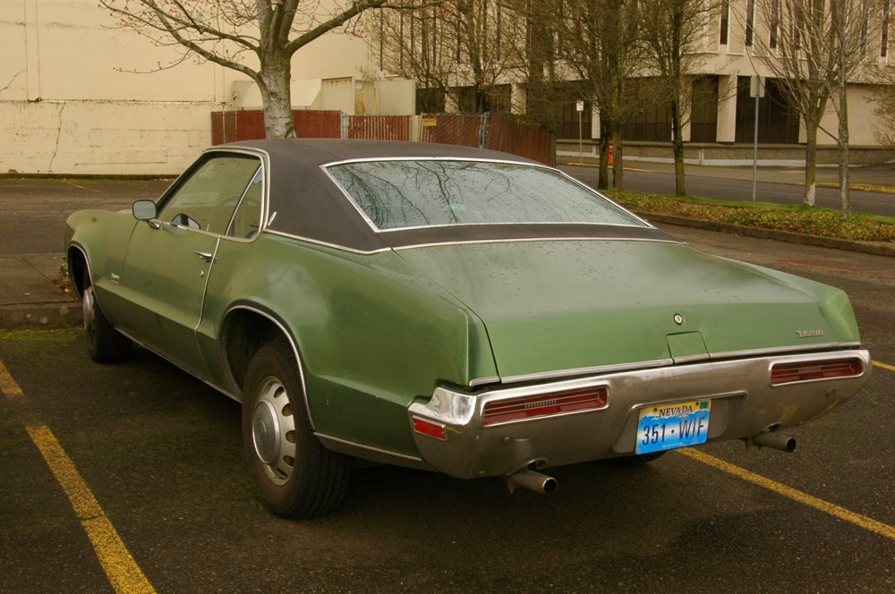 OLD PARKED CARS.: 1970 Oldsmobile Toronado GT.