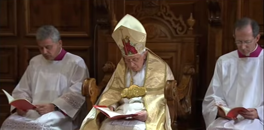 Liturgia Papal: Una mitra usada por dos papas