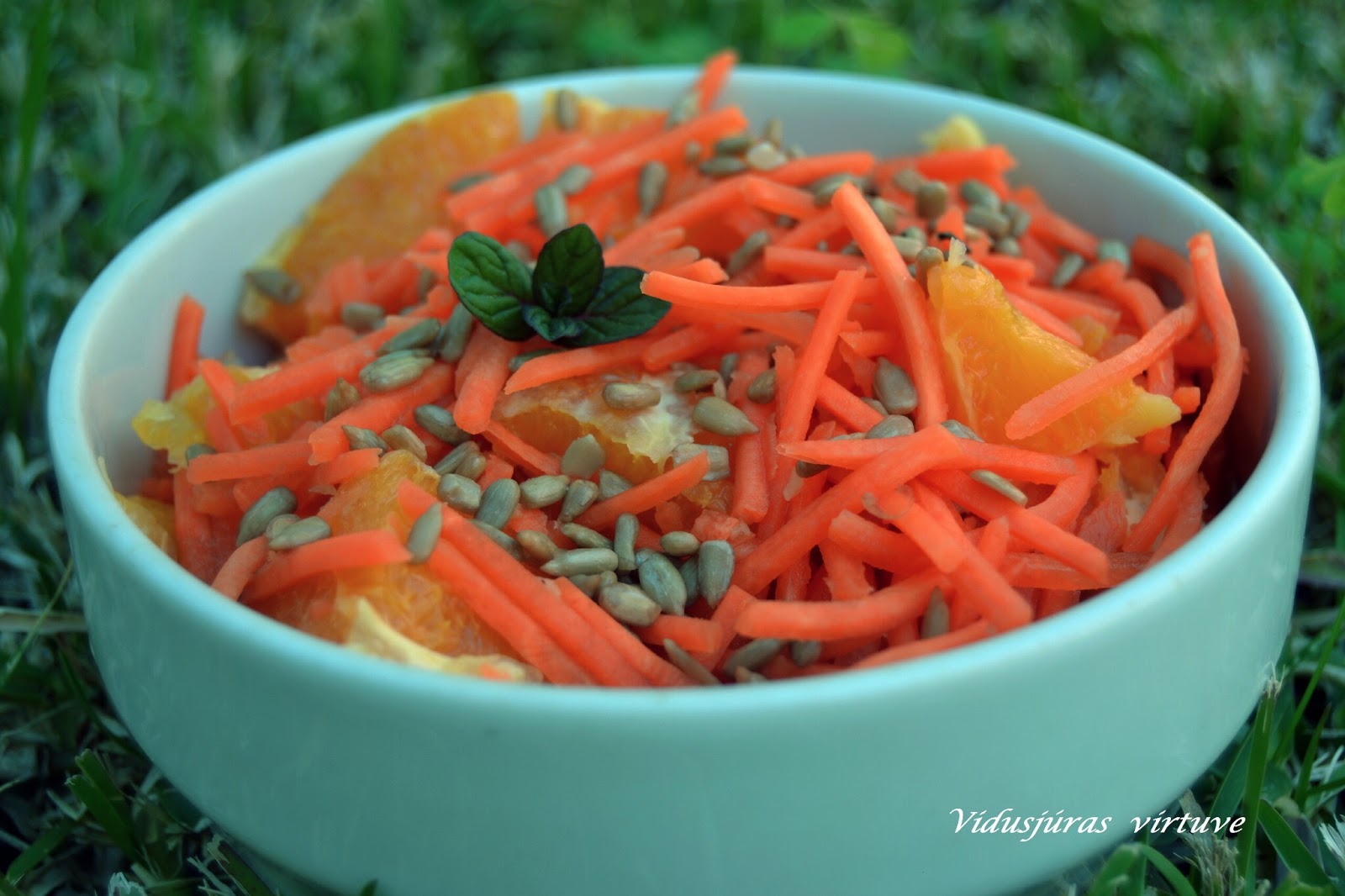 Vidusjúras virtuve: Burkánu- apelsínu saláti ar séklinám