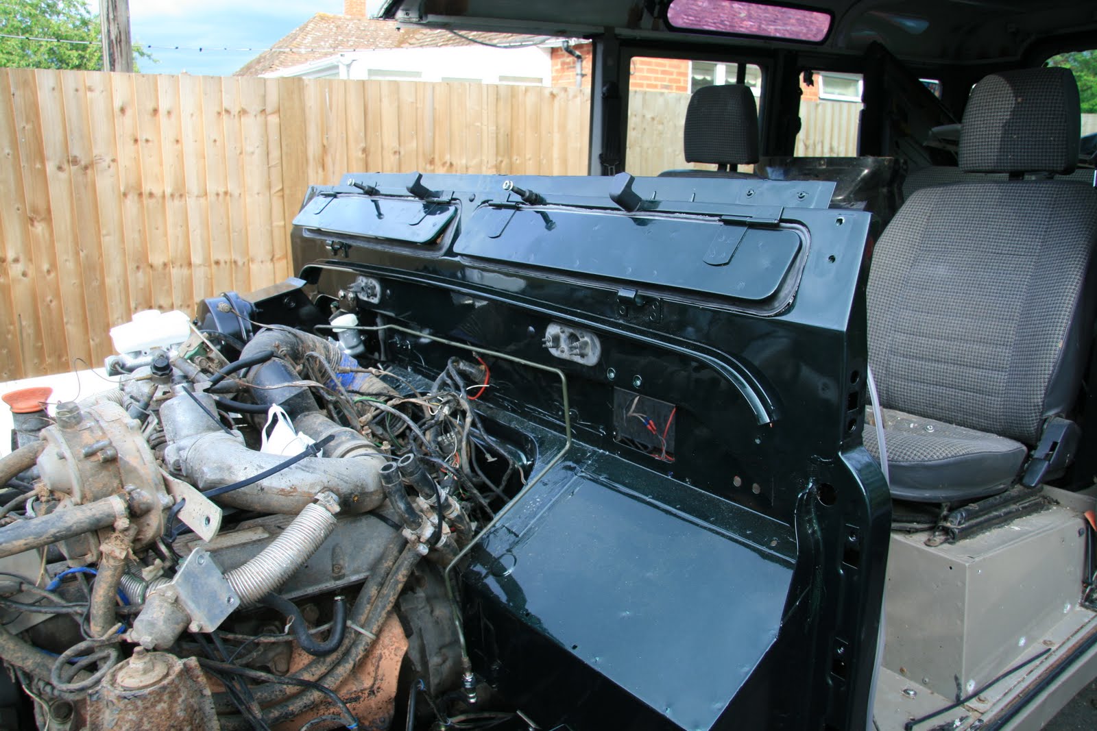 Defender 110 3.5L V8 1991: Refitting of the Bulkhead.