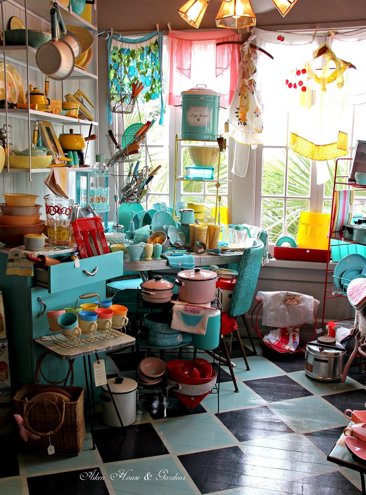 Aiken House & Gardens: Colorful Vintage Shop