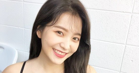 Yeri smiles brightly in new SNS pictures