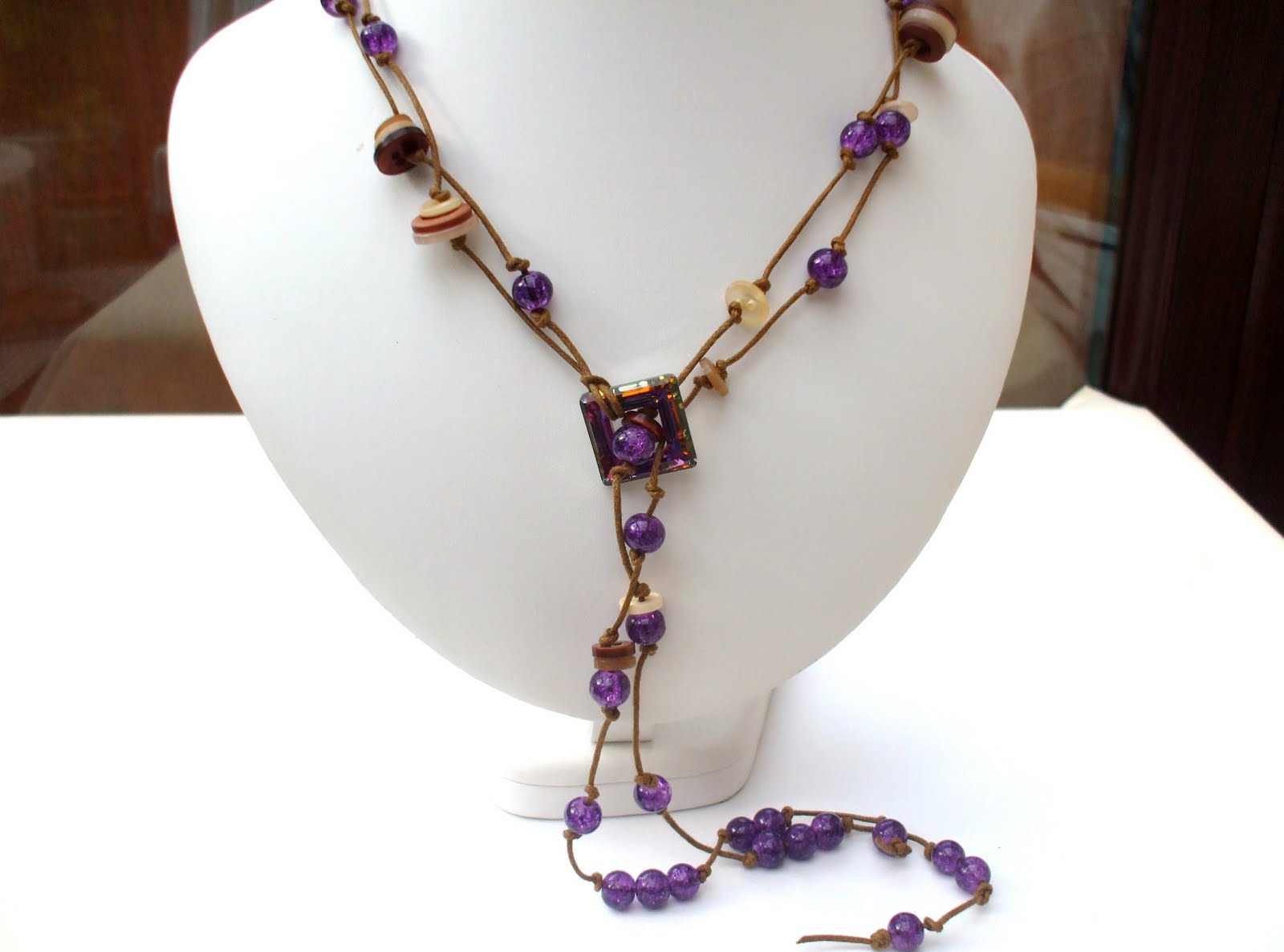 LITTLE RED ROBIN: Swarovski toggle beaded and button lariat tutorial