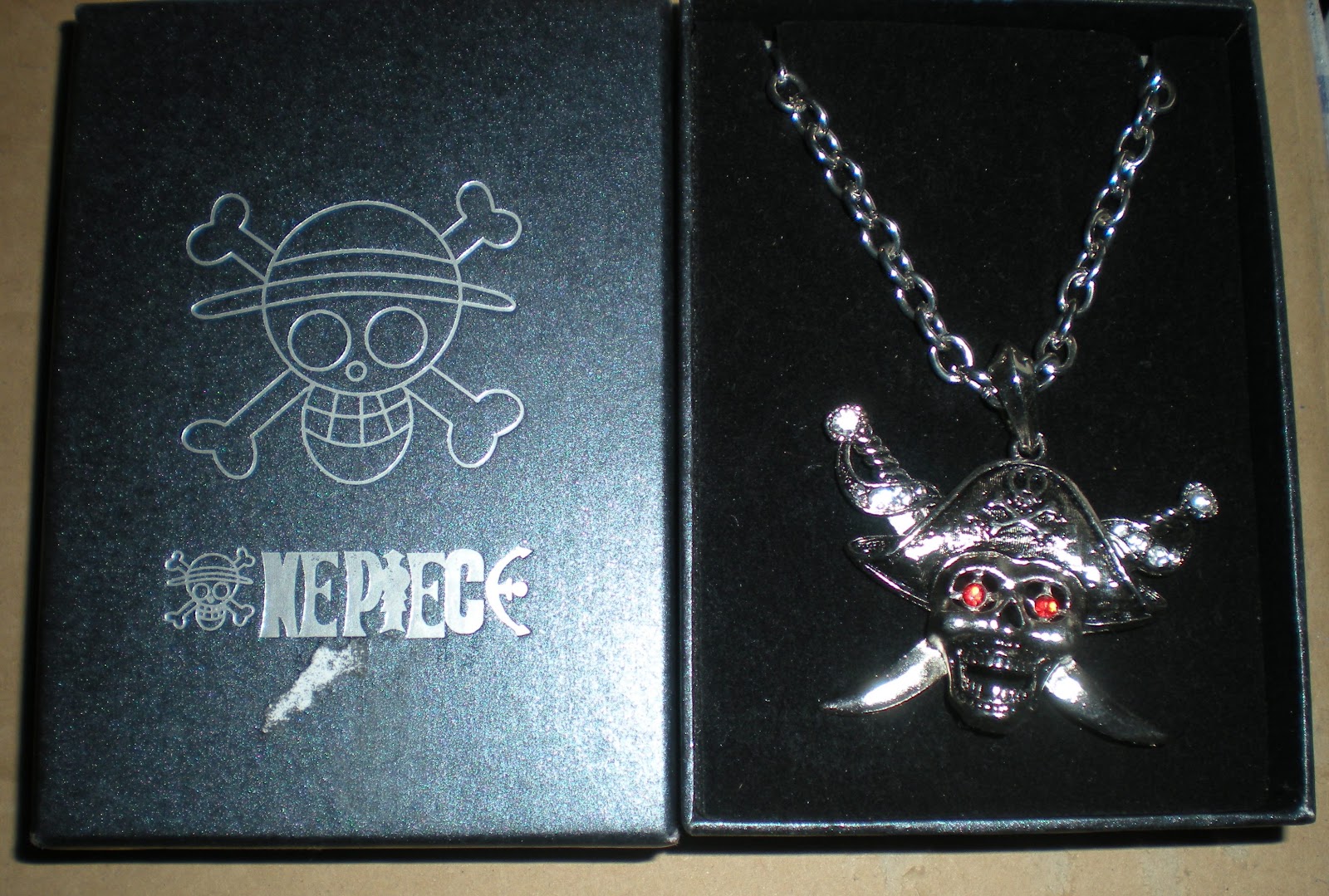 EL DESVAN DE GELI: COLGANTE CALAVERA ONE PIECE