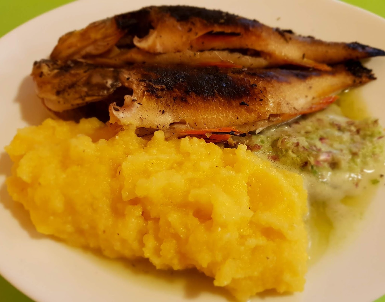 Incursiuni prin gastronomie: Saramura de biban cu mămaligă și mujdei de ...