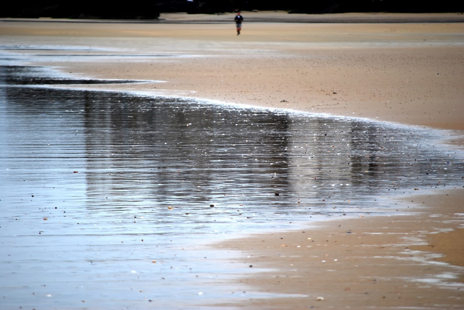 Une plage, la pluie, ô bonheur