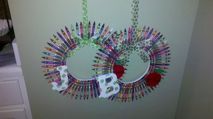 Teachery Tidbits: Throwback Thursday: Crayon Wreath Tutorial