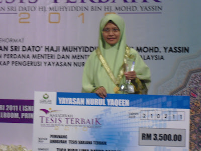 ISDEV NEWS: RADIEAH WON TAN SRI MUHYIDDIN MOHD YASSIN BEST MASTER THESIS AWARD 2010