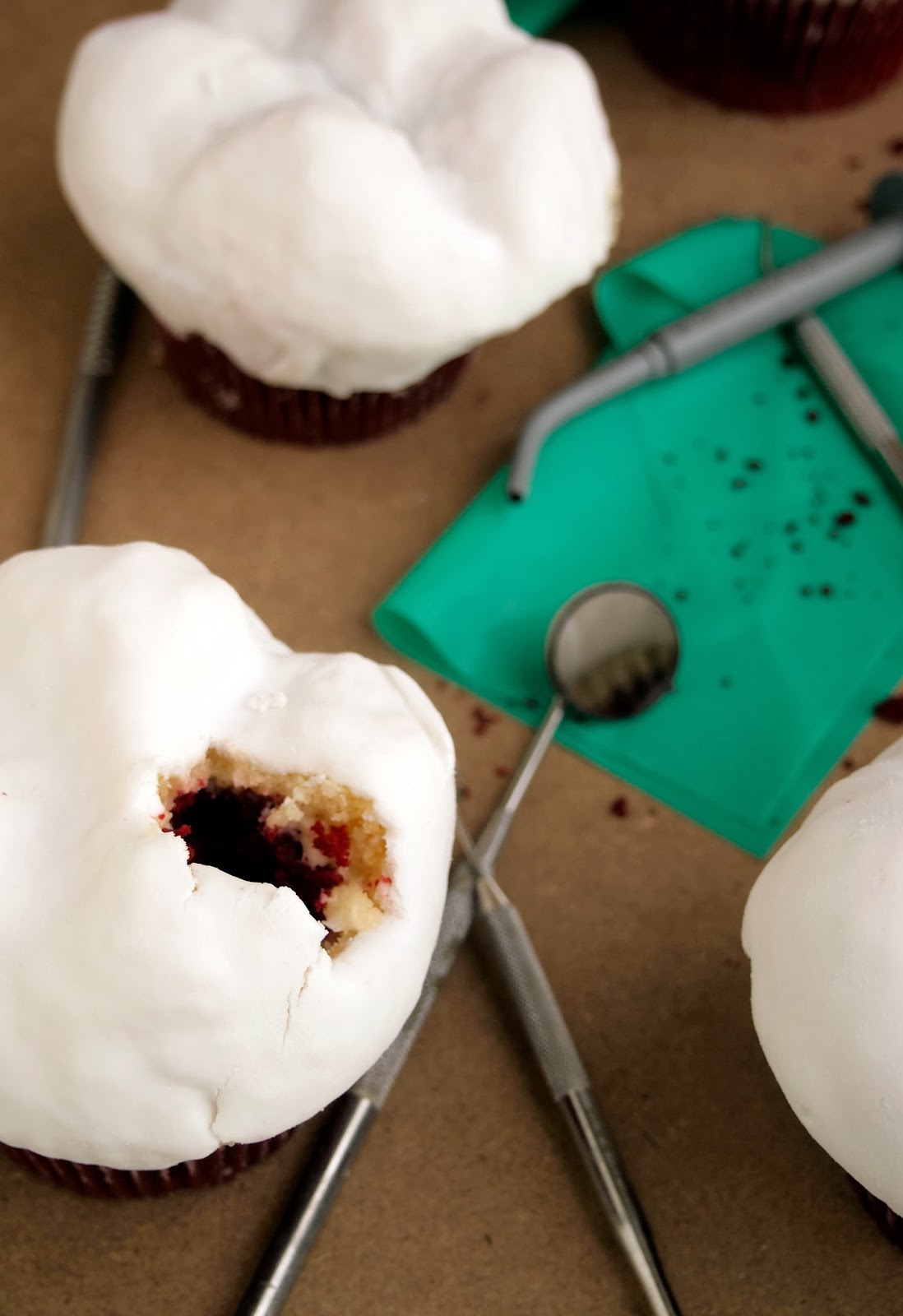 flour & eggs: Tooth cupcake