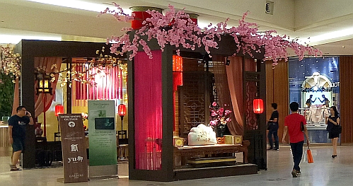 (Eat to Live) or (Live to Eat): CNY Decor 2 Malls