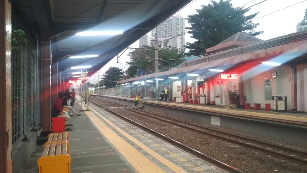 Suasana Kereta KRL Commuter Line Saat Pandemi Corona Covid-19 - BUDIOSO ...