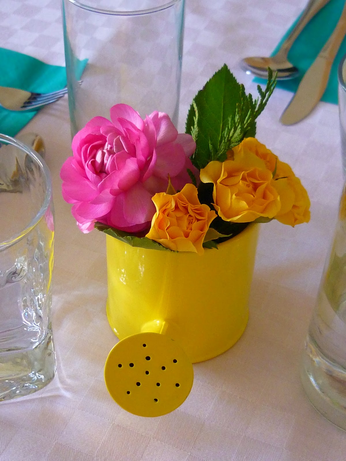 La Chef A: Mesa primaveral con flores y botellas de cristal