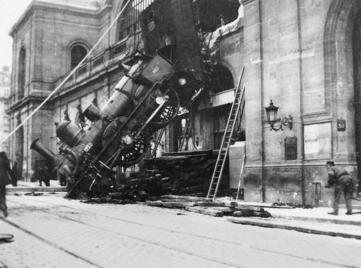 Montparnasse Derailment: The Story Behind the Incredible Images of the ...