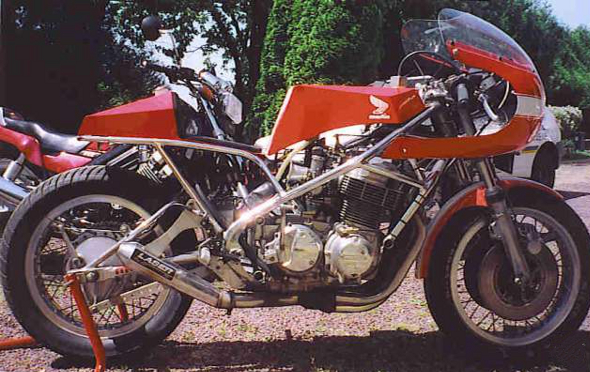 Cling on for dear life !!!: Moto Martin CB750 Café Racers